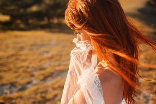 dusunen kadin - Resimci